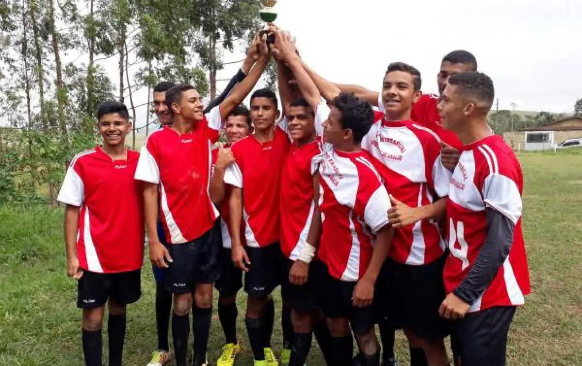 Dia do Estudante é comemorado com partida de futebol entre A Escola ...