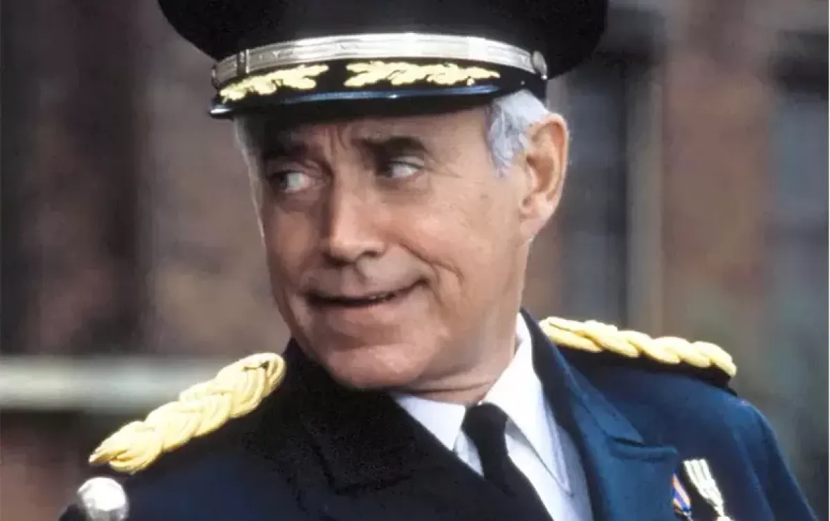 George R. Robertson, ator da franquia "Loucademia de Polícia", morre ...