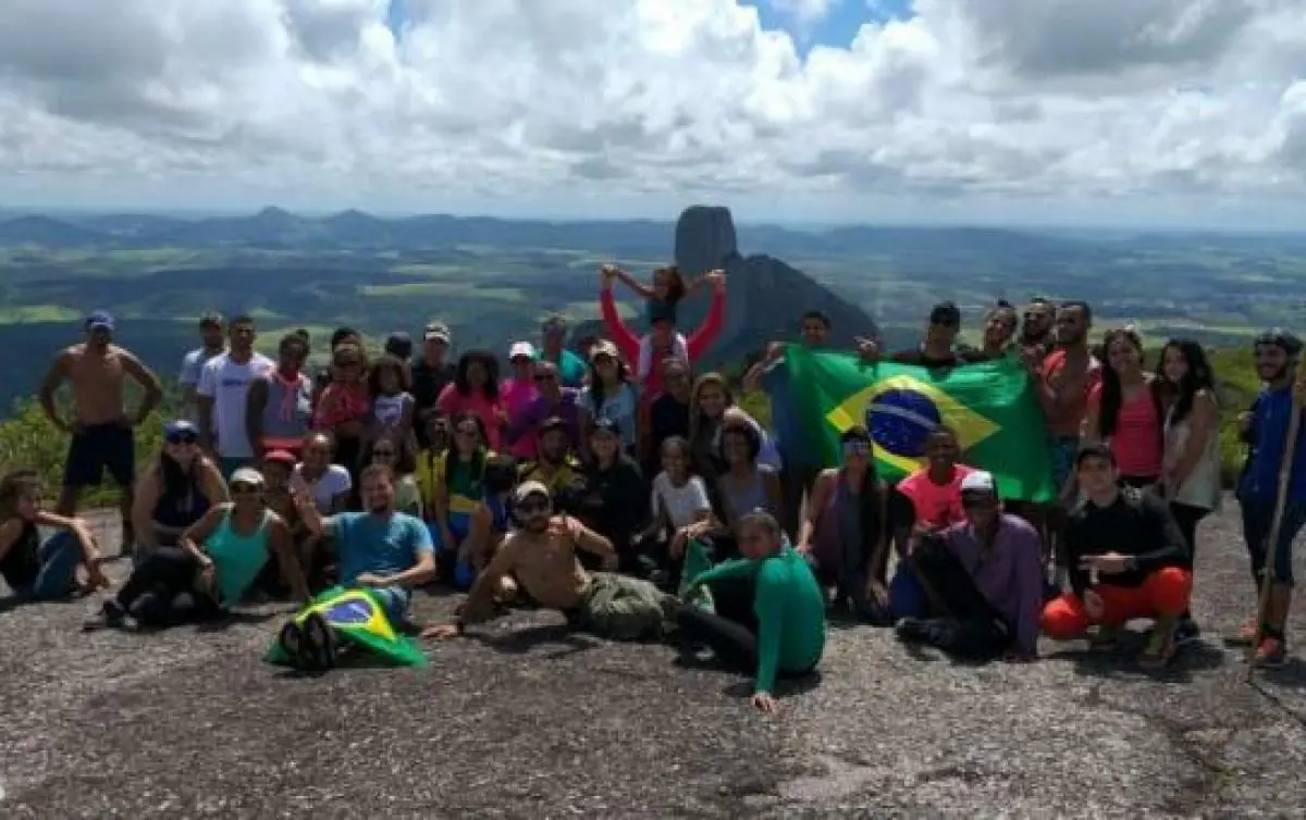 Grupos de aventureiros realizam caminhada até o Monte Pescoço em ...