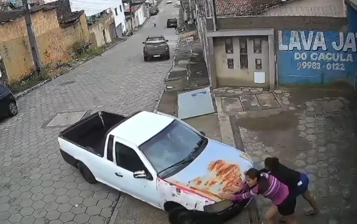 Picape desgovernada desce ladeira e colide com carro estacionado no Centro de Itamaraju - Bahia ...