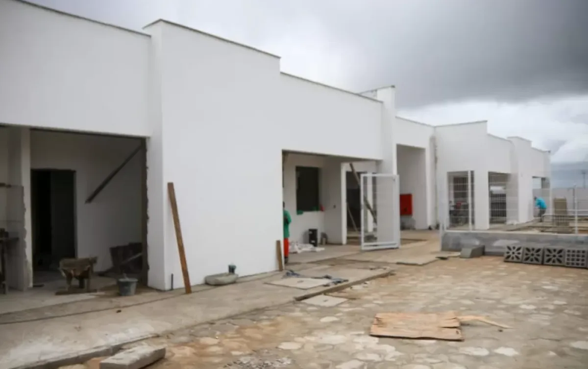 Prefeitura continua com construção de creche em Teixeira de Freitas ...